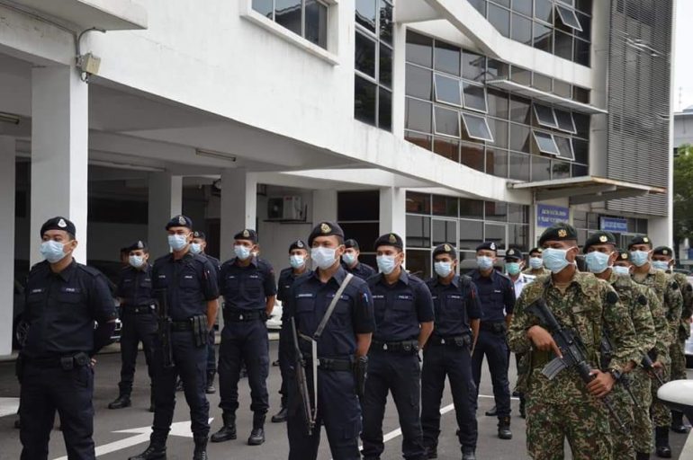 Police And Military To Help Control Crowds At Banks And ATMs - Lowyat.NET