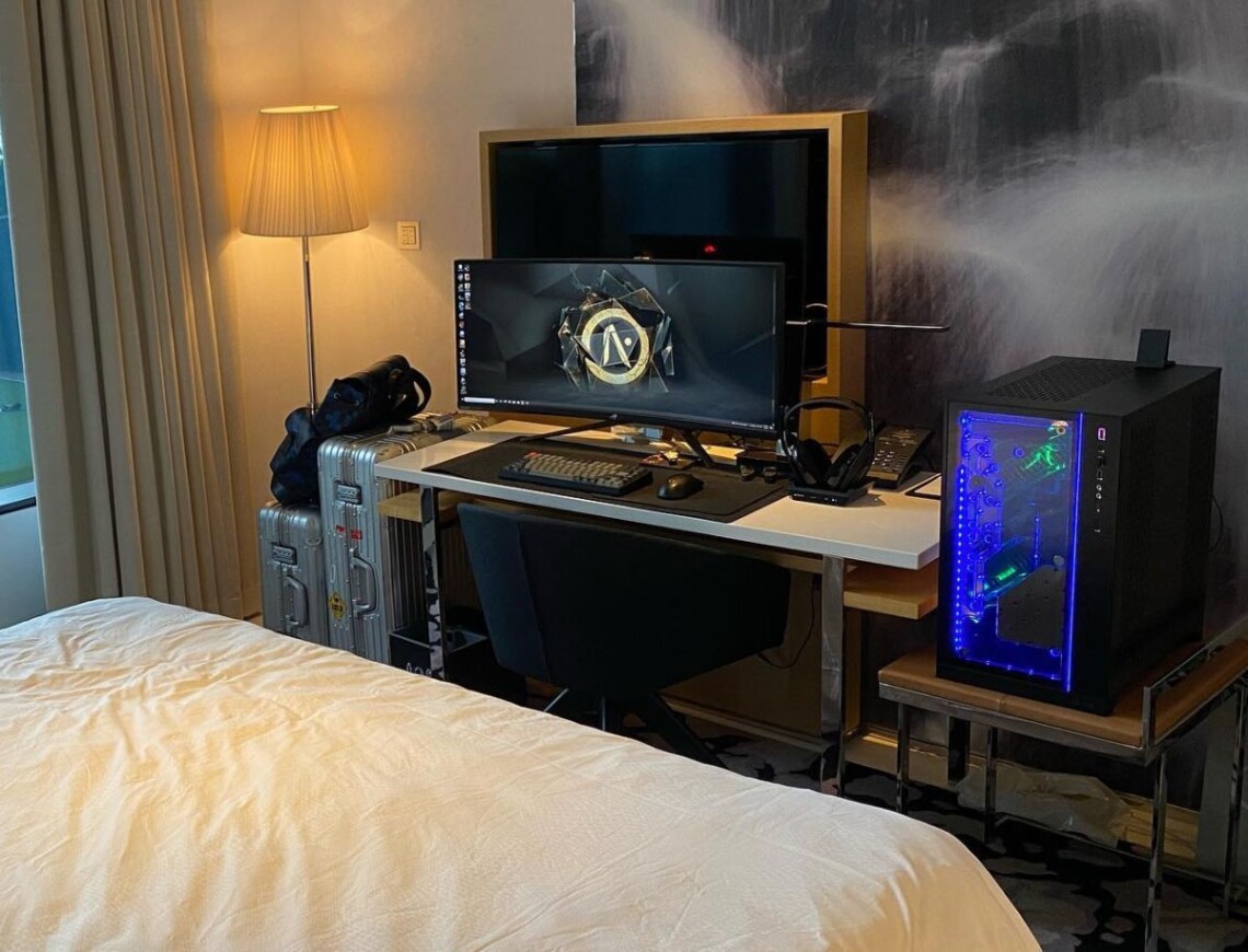 Singaporean Decks Out Hotel Room With RM31000 Custom Gaming PC For 14 ...