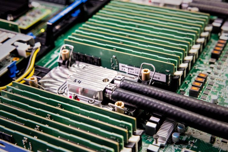 Microsoft Unveils “Breakthrough” Microfluidics Tech For AI Chip Cooling ...