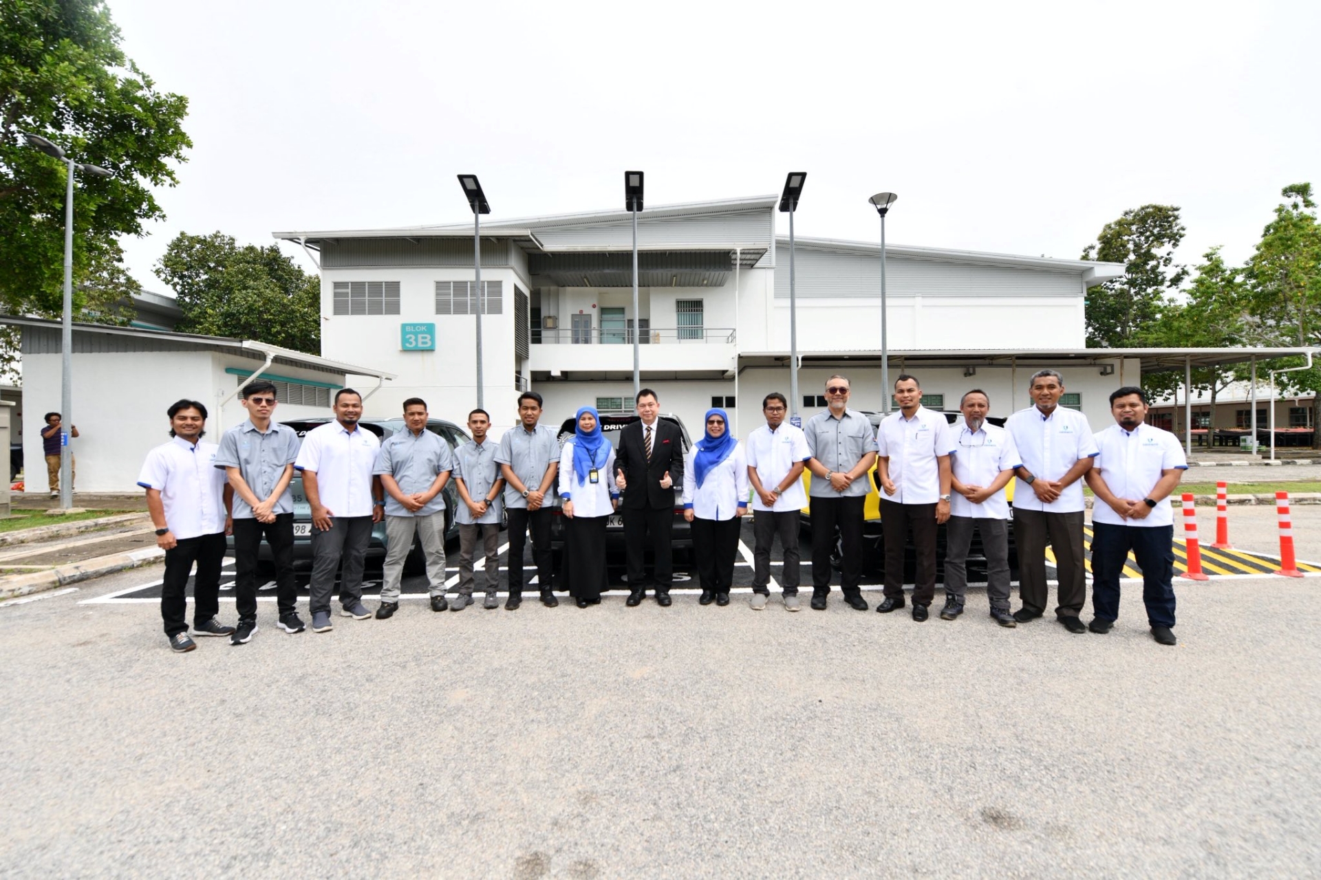UMPSA, EV Plus Mobility Unveil Malaysia’s First Lamp Post EV Charger ...
